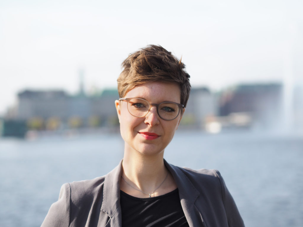 Eva Ziegler unterstützt das Exhibition Team von Vitamin E » Museumsreport